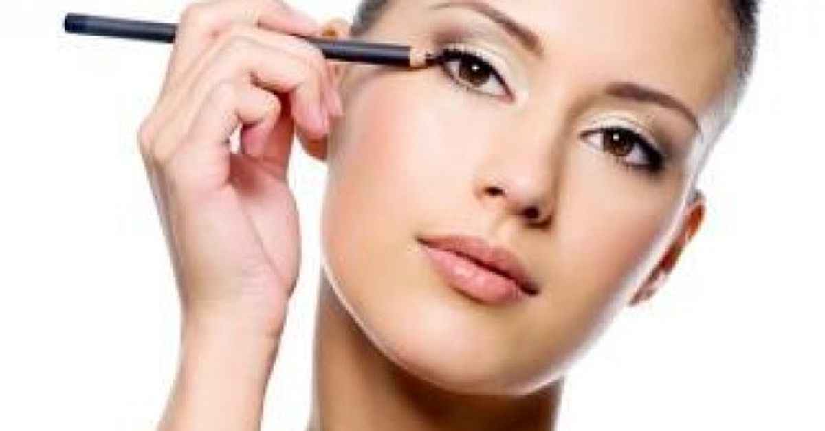 Tips dan Trik Memakai Eyeliner bagi Pemula