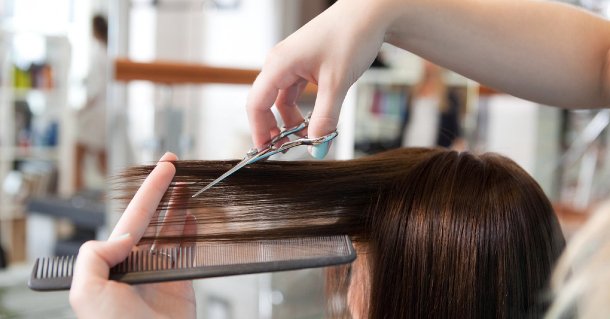 Gunting Ujung Rambut Secara Teratur, dan Rasakan Manfaatnya